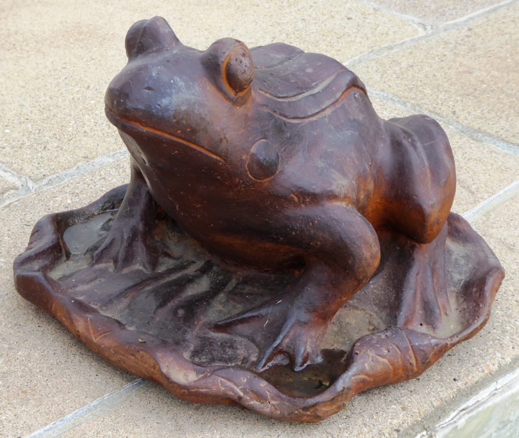 Paire de grenouilles de jardin en fonte “Hommage à Bernard LOISEAU ...